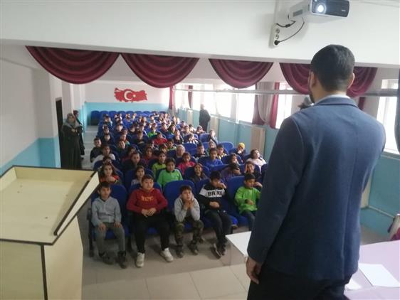 HÜRRİYET ORTA OKULU'NDA REGAİP KANDİLİ PROGRAMI DÜZENLENDİ