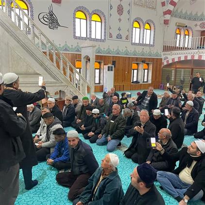 Anamur'da Sabah Namazı Buluşmasında Filistin'e SMS'li toplu destek